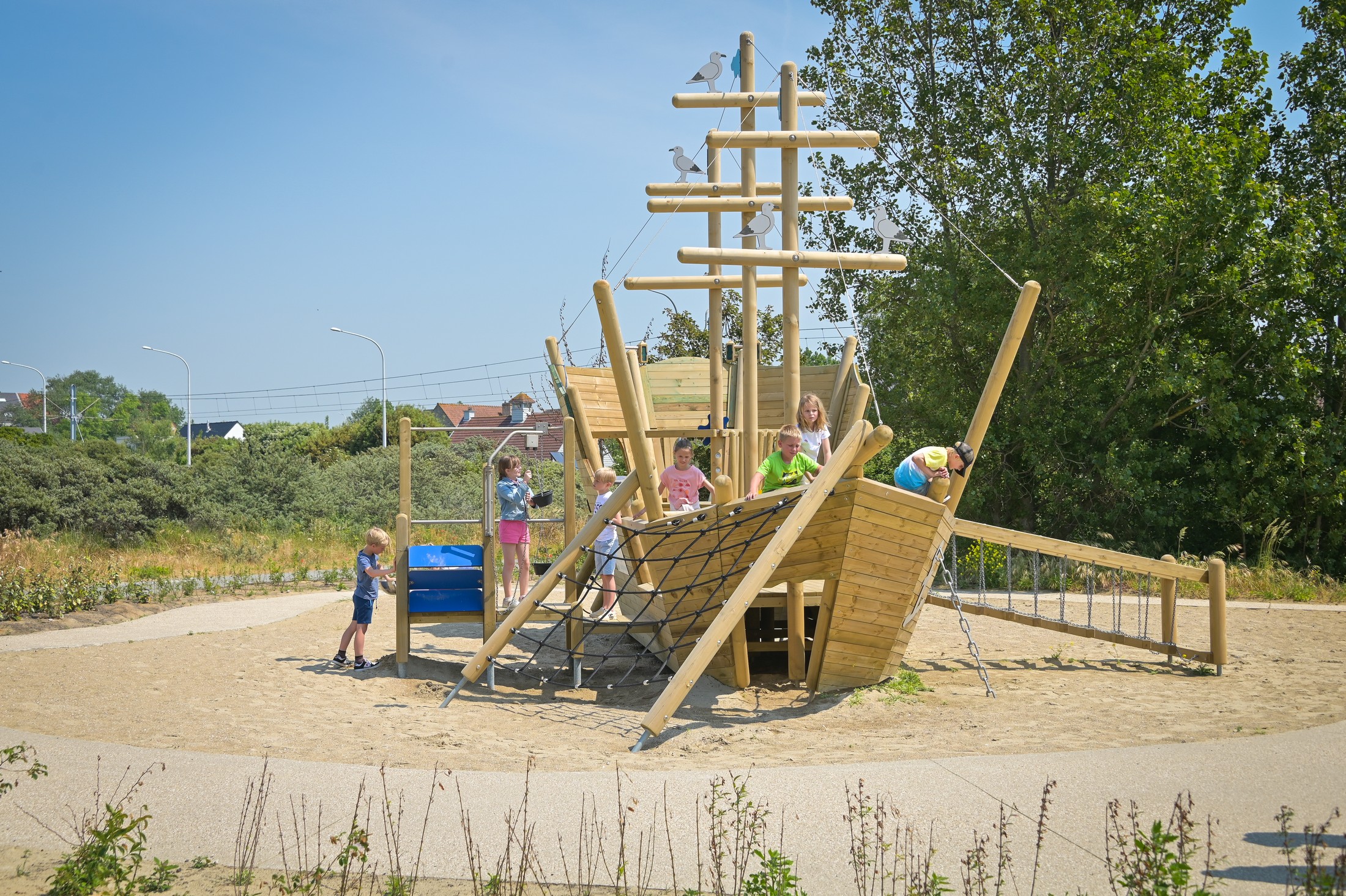 Nieuwe ventweg aan Groenendijk: opvallend fietspad, speelplein én een ...