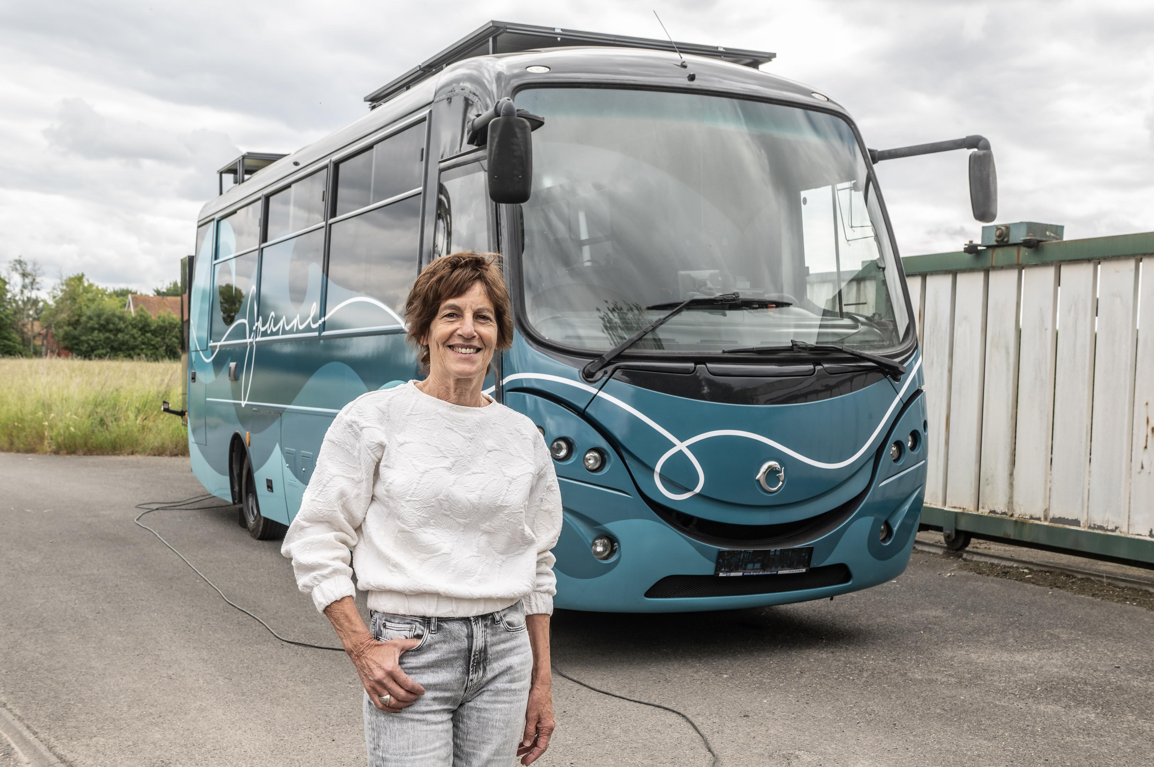 Koksijdse Anniek trekt met omgebouwde schoolbus door Europa | Tij-dingen